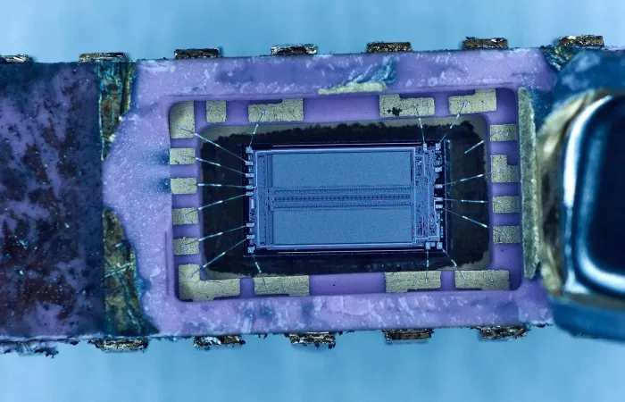 Svelato il chip DRAM sovietico K565RU3: un clone del famoso Intel 4116 ...